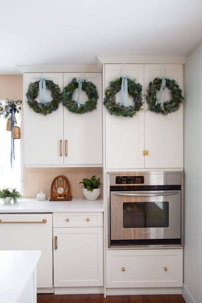Christmas Cabinet Decor Ideas for a Festive and Cozy Kitchen | Fynes ...