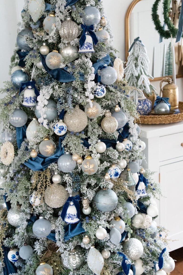 Inspiring Blue And White Christmas Tree Ideas (With Pictures) | Fynes ...
